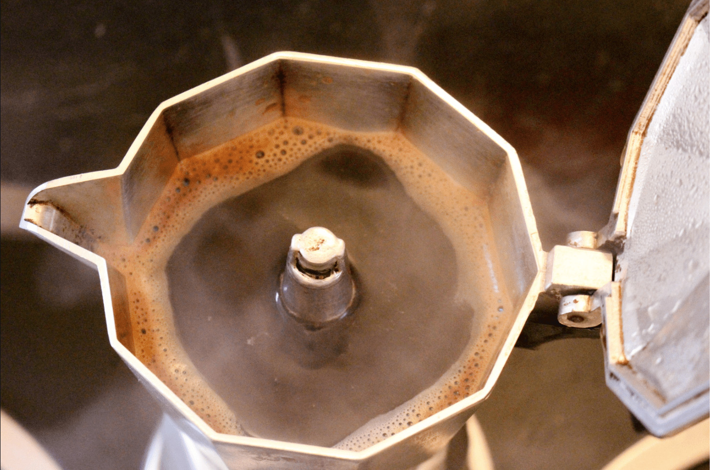 Mastering the Moka Pot with Greenwell Farms' Kona Coffee